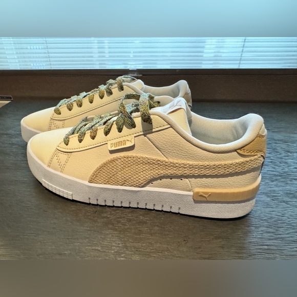 Puma | Shoes | Puma Cream Tennis Shoes With Green Shoelaces | Poshmark